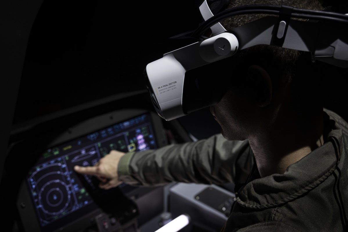 Virtual Reality Training Vs. Mixed Reality Training – Can You Feel the ...